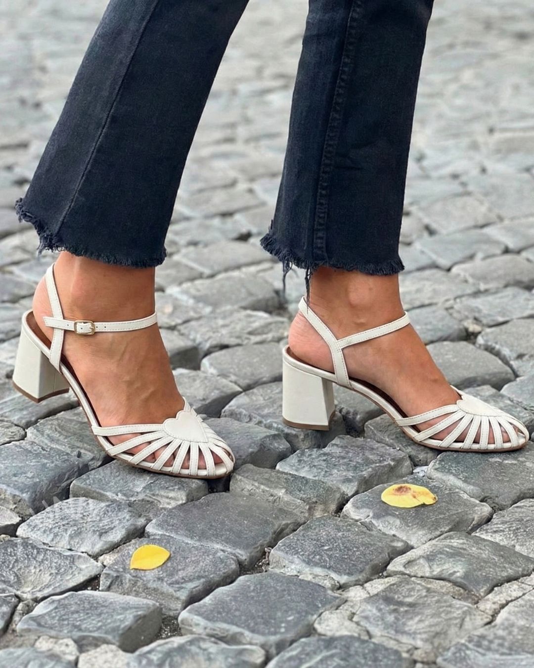 Escarpins à talons blocs à bride cheville avec bout pointu et détail c ...